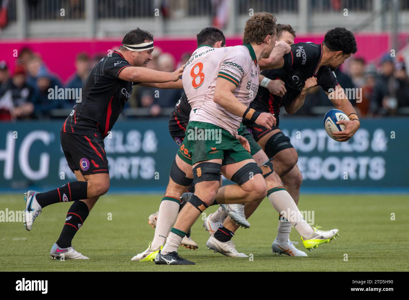 Andy Christie von Saracens mit dem Ball beim Investec Champions Cup ...