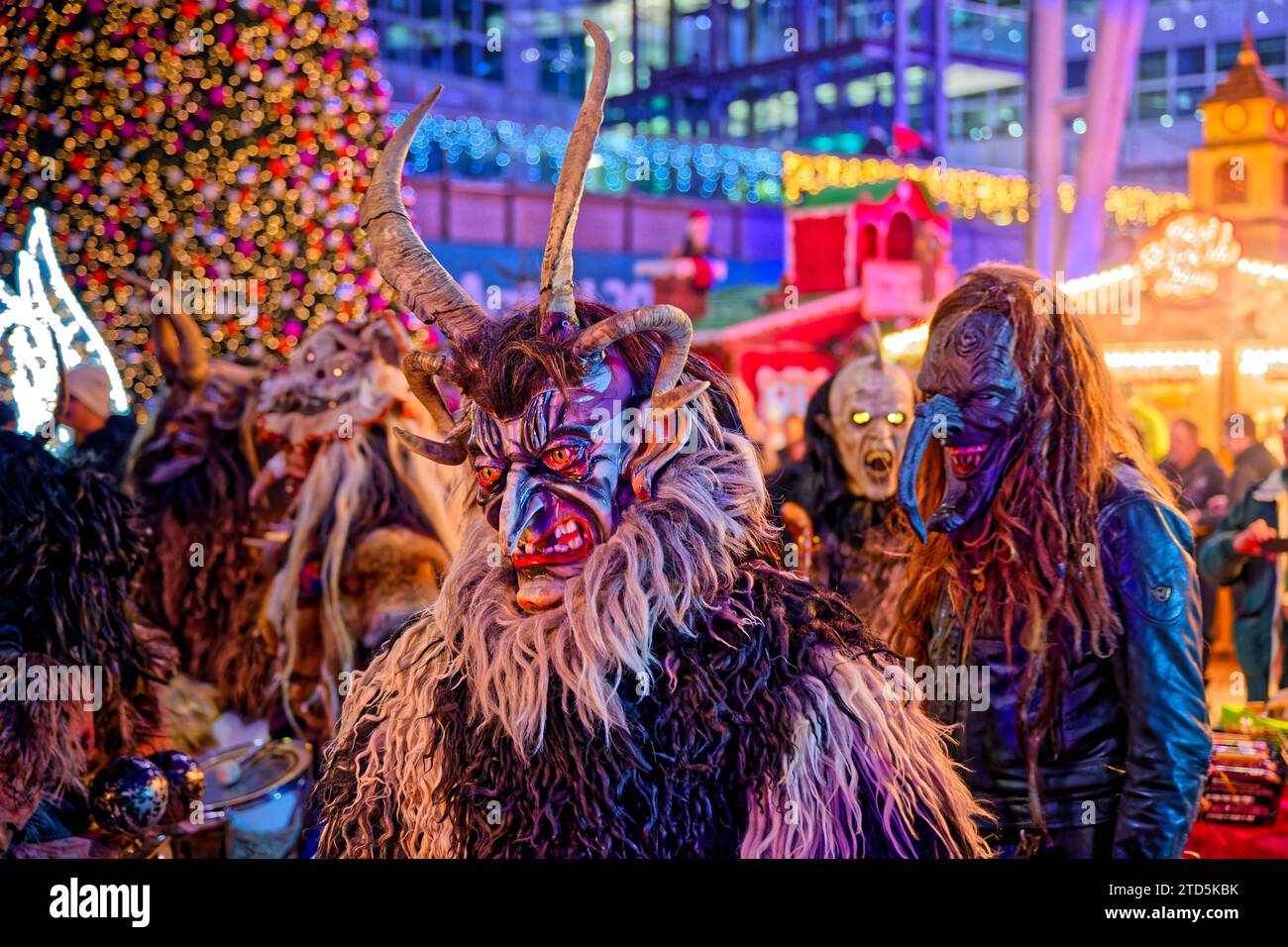 Bestien und Hexen am Flughafen München. Der Perchtenlauf von den ...