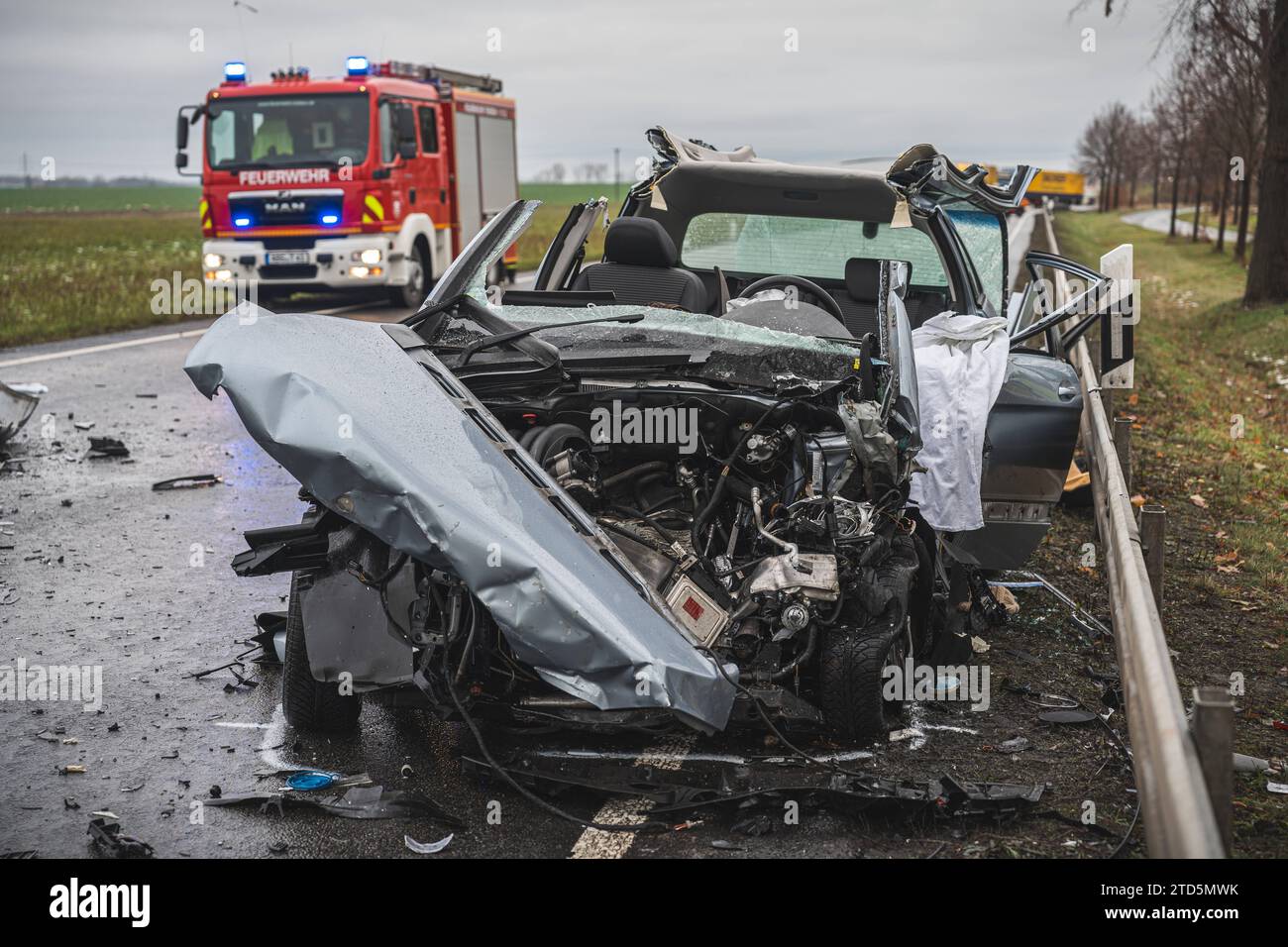 Schwerer Unfall auf der B93 bei Altenburg das Wrack eines PKW nach ...