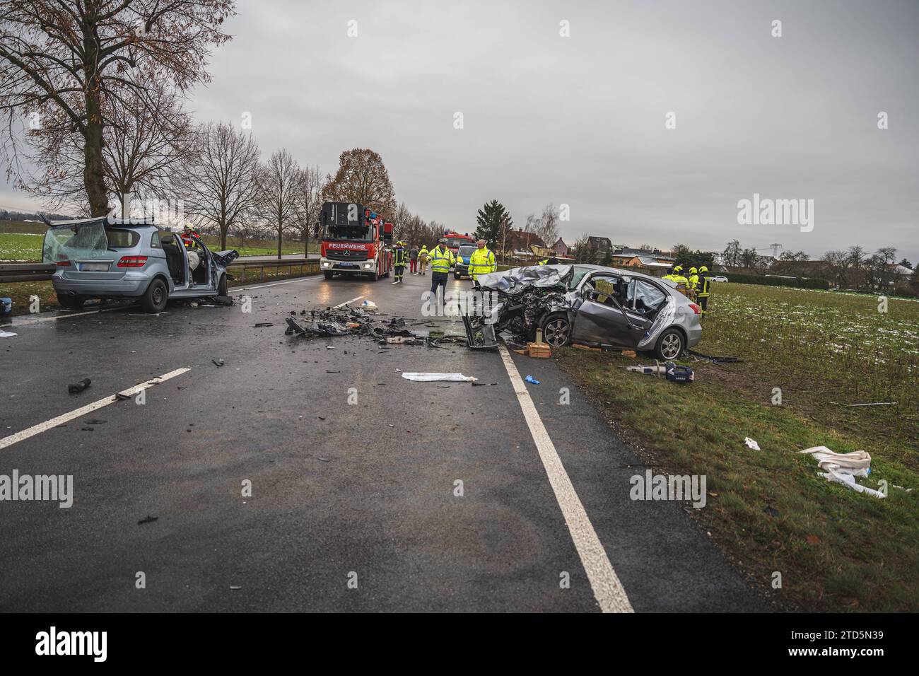 Schwerer Unfall auf der B93 bei Altenburg das Wrack zweier PKW nach ...