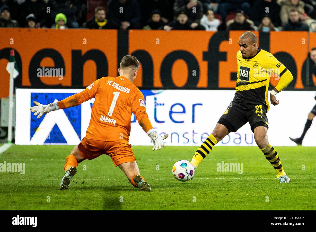 Torchance von Donyell Malen (Borussia Dortmund, #21), Finn Dahmen (FC ...
