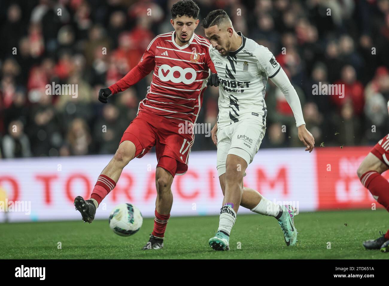 Steven Alzate von Standard und Nadhir Benbouali von Charleroi kämpfen ...