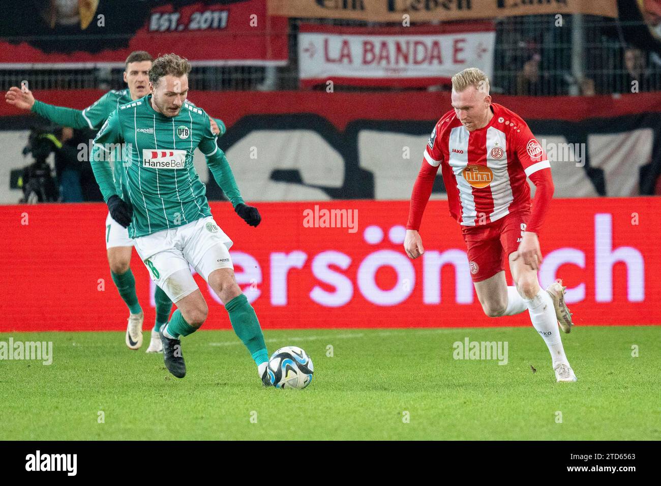 Florian Egerer (VfB Lübeck, #08) gegen Ron Berlinski (Rot-Weiss Essen ...