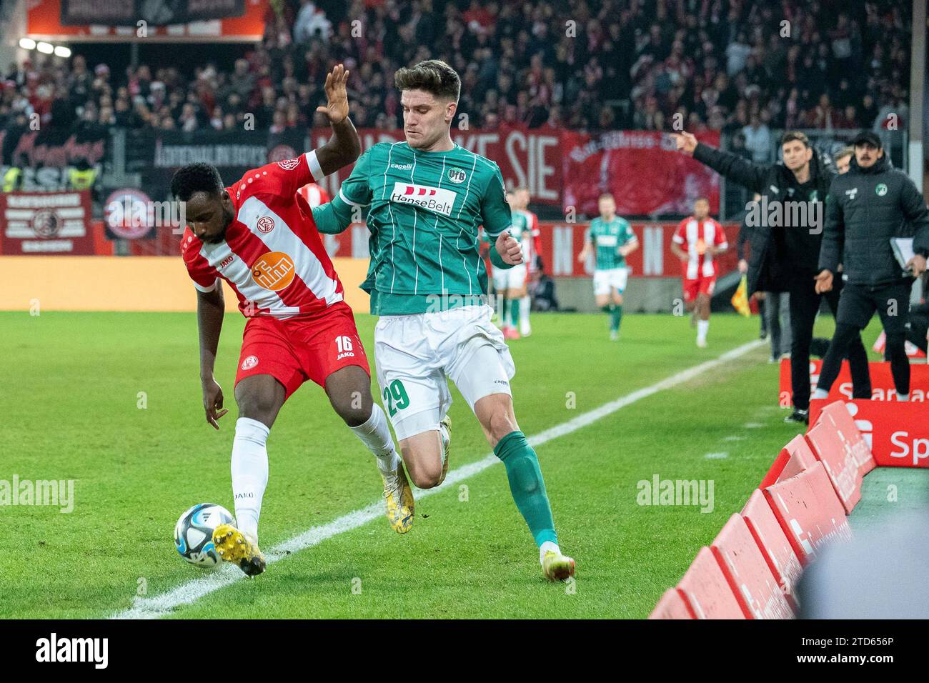 Isaiah Young (Rot-Weiss Essen, #30) im Zweikampf mit Mats Facklam (VfB ...