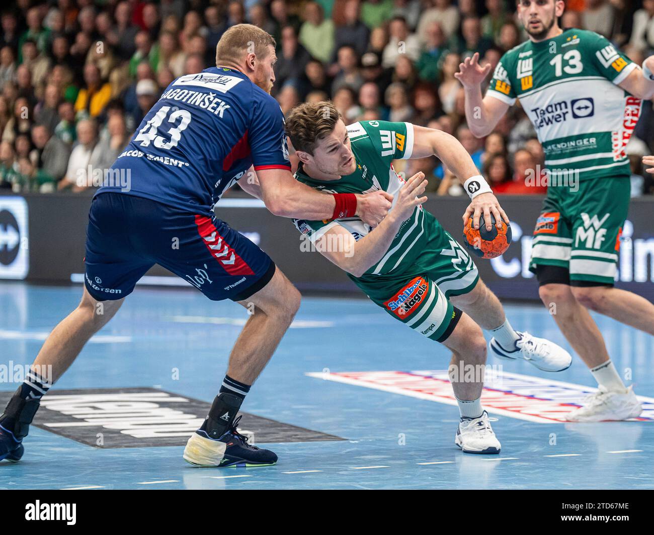 David Schmidt (frisch auf Goeppingen, #77) im Zweikampf mit Blaz ...