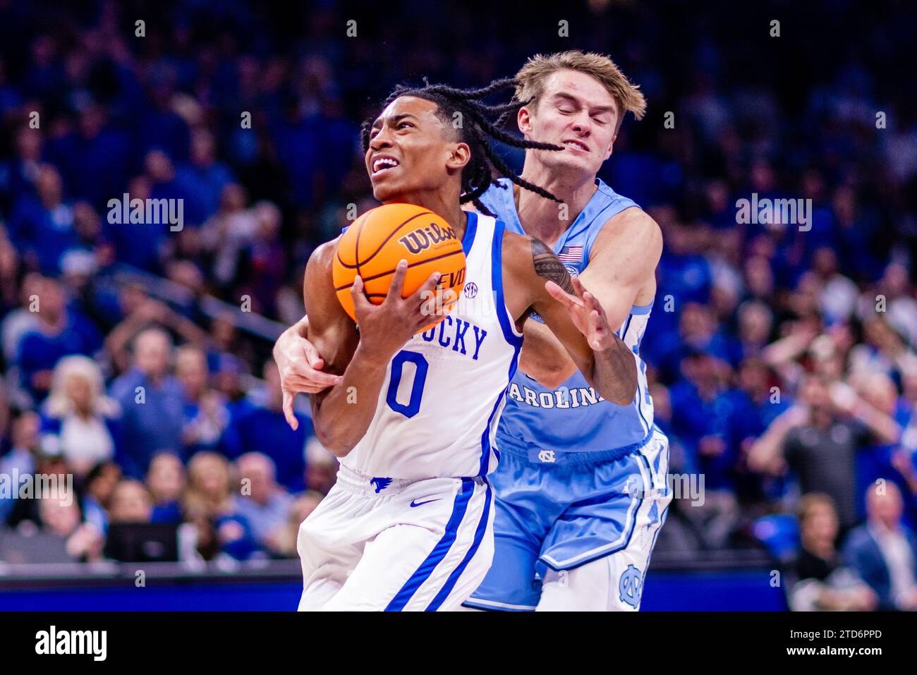 16. Dezember 2023: Paxson Wojcik (8) aus North Carolina bekämpft den ...