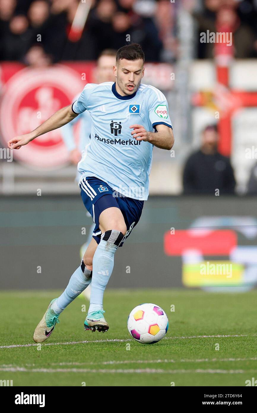 Bild: Laszlo Benes (Hamburger SV, 8) (l-r). 16.12.2023, Fußball, 2. Bundesliga, 1. FC N?RNBERG ...