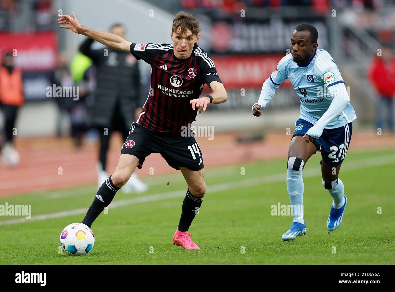 Bild: Benjamin Goller (1. FC Nürnberg, 14) und Jean-Luc Dompe (Hamburger SV, 27) (l-r). 16.12. ...