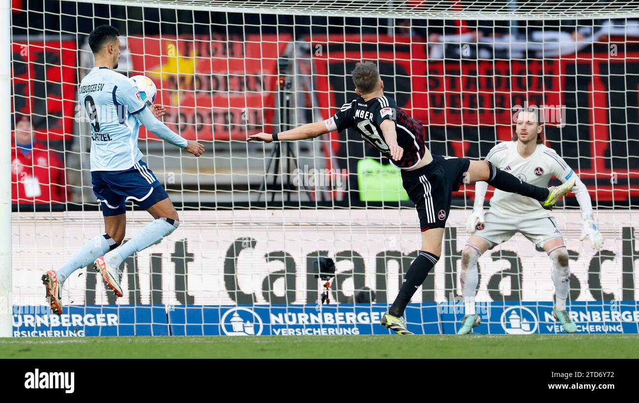 Bild: Robert Glatzel (Hamburger SV, 9) und Florian Hübner (1. FC Nürnberg, 19) (l-r). 16.12.2023 ...
