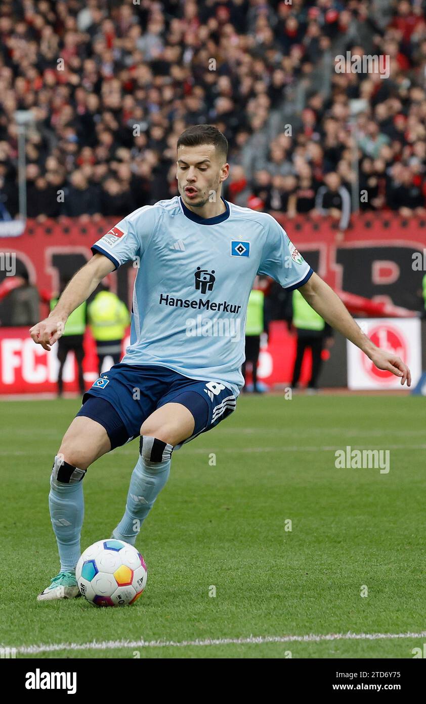 Bild: Laszlo Benes (Hamburger SV, 8) (l-r). 16.12.2023, Fußball, 2. Bundesliga, 1. FC N?RNBERG ...