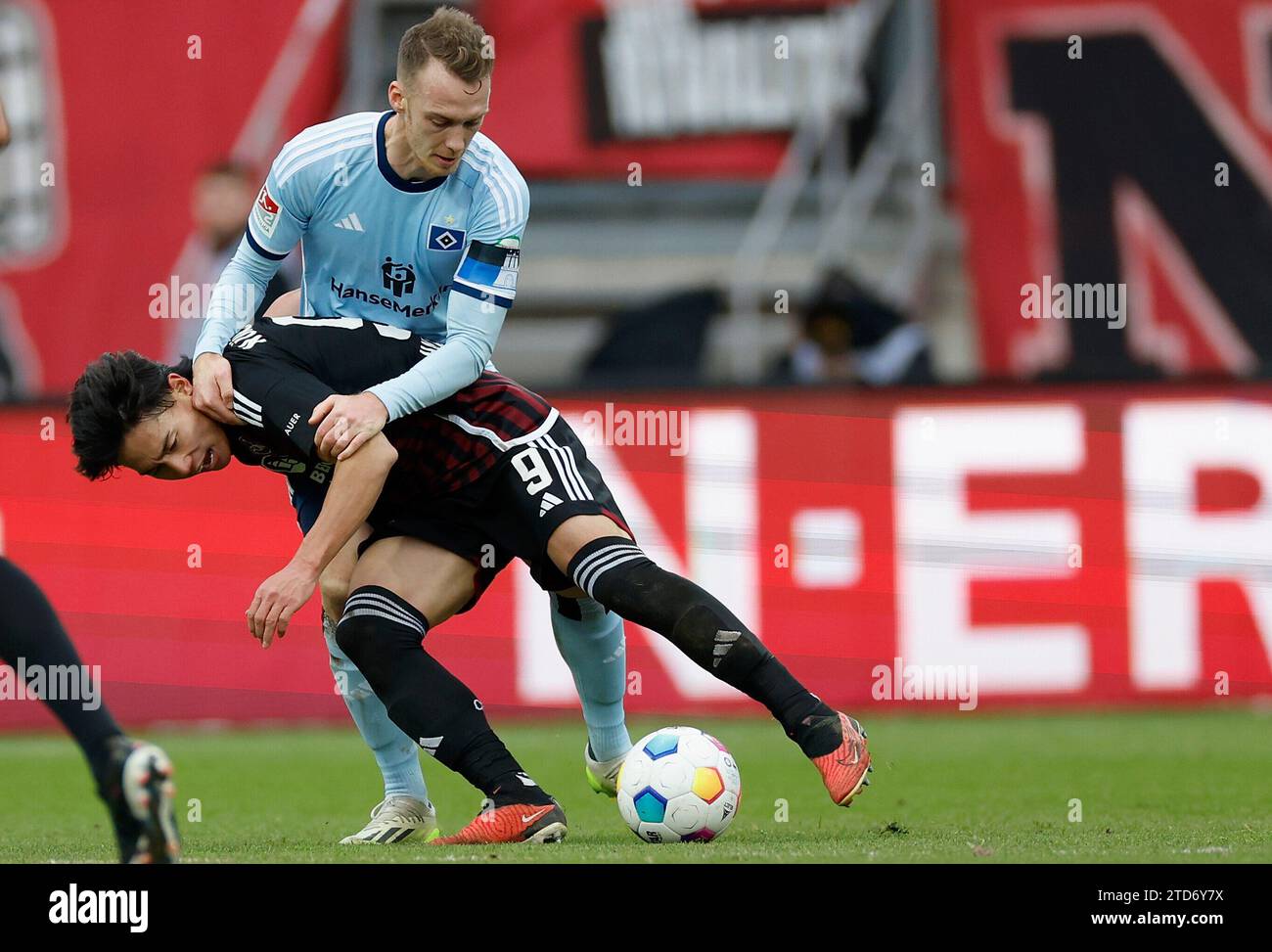 Bild: Daichi Hayashi (1. FC Nürnberg, 9) und Sebastian Schonla (Hamburger SV, 4) (l-r). 16.12. ...