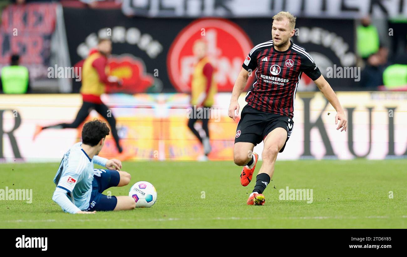 Bild: Nicolas Oliveira (Hamburger SV, 47) und Johannes Geis (1. FC Nürnberg, 5) (l-r). 16.12. ...