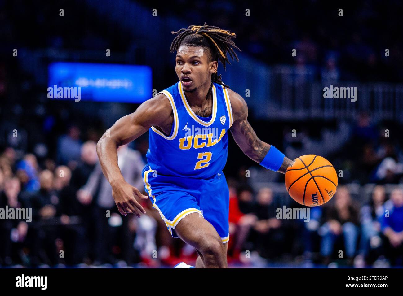 16. Dezember 2023: UCLA Bruins Wächter Dylan Andrews (2) fährt mit dem ...
