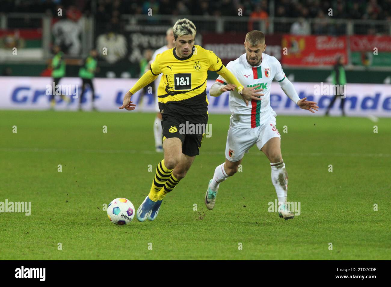 AUGSBURG, Deutschland - 16. Dezember 2023: 7. Giovanni Alejandro REYNA gegen #30 Niklas DORSCH ...