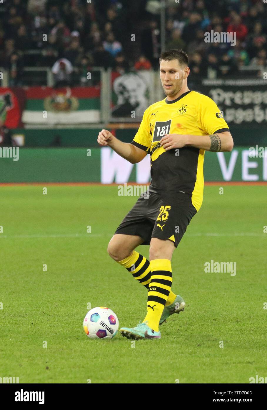 AUGSBURG, Deutschland - 16. Dezember 2023: 25 Niklas S†LE, SUELE, während des Bundesliga ...