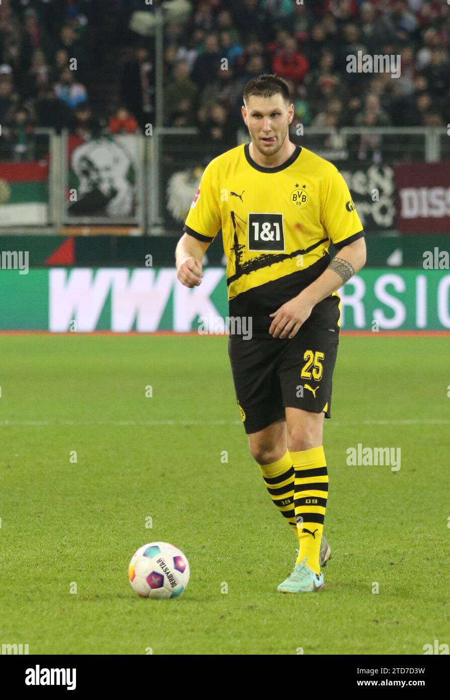 AUGSBURG, Deutschland - 16. Dezember 2023: 25 Niklas S†LE, SUELE, während des Bundesliga ...