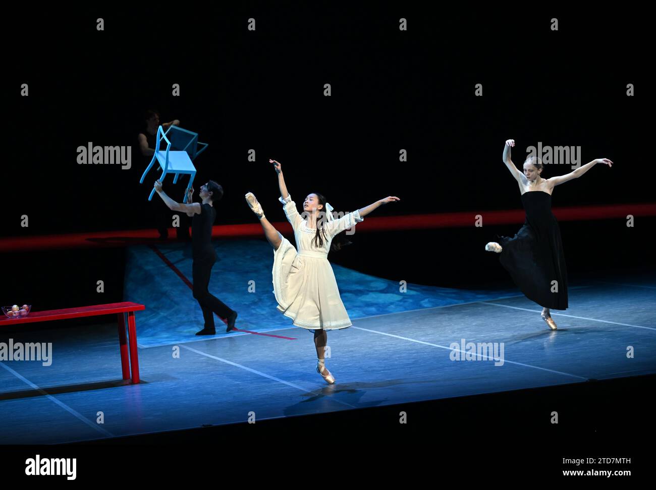 Peking, China. Dezember 2023. Künstler treten am 16. Dezember 2023 im ...