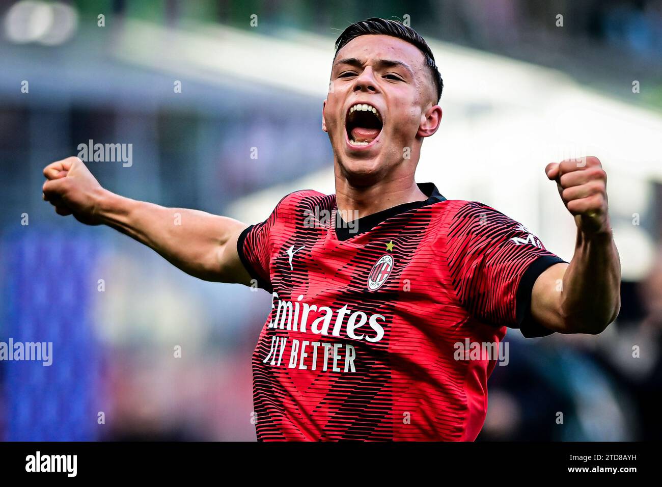 Mailand, Italien am 17. Dezember 2023. Jan-Carlo Simić vom AC Milan feiert, nachdem er sein ...