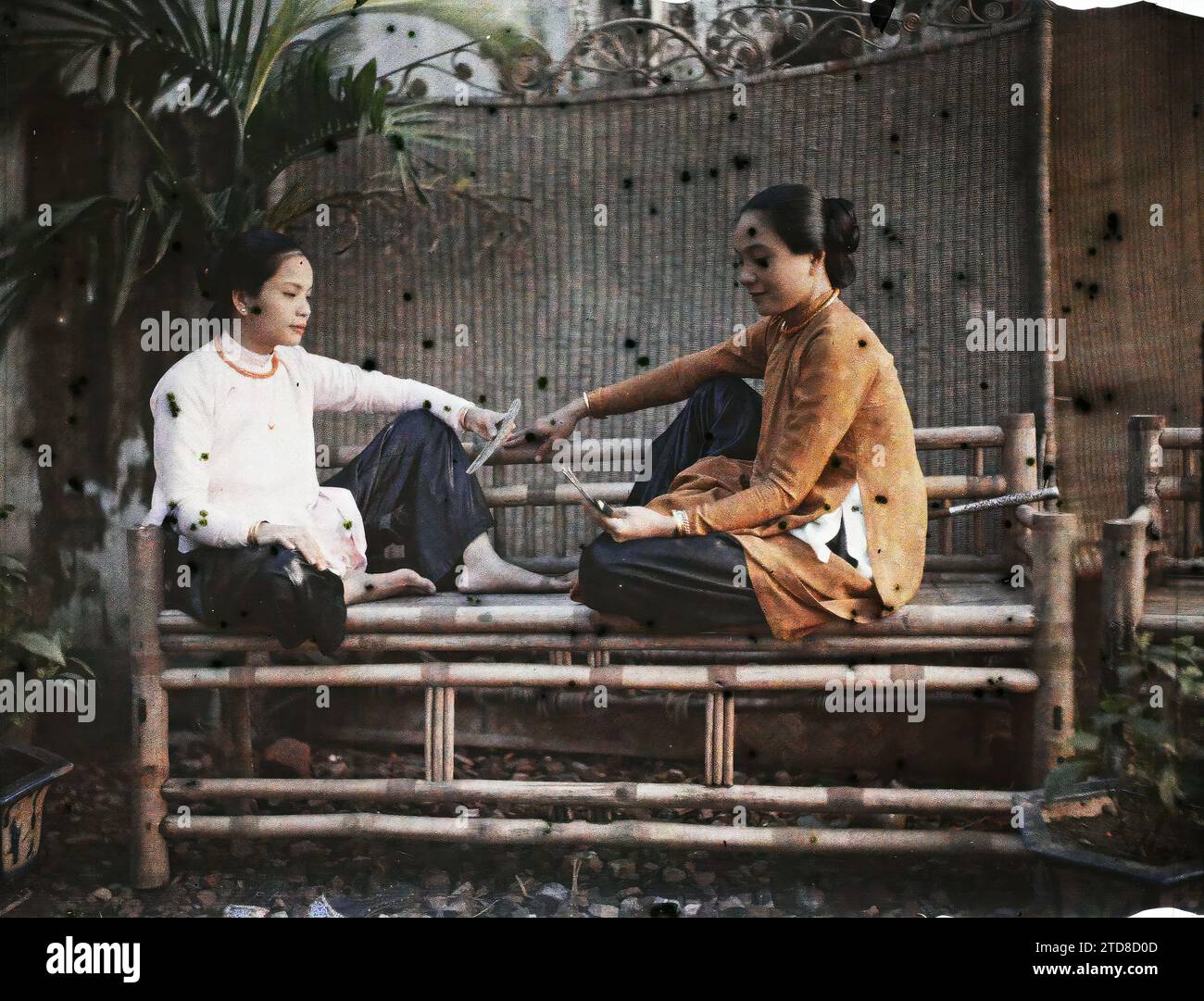 Tonkin, Indochina zwei junge Saigon-Frauen der Oberschicht, die Karten ...