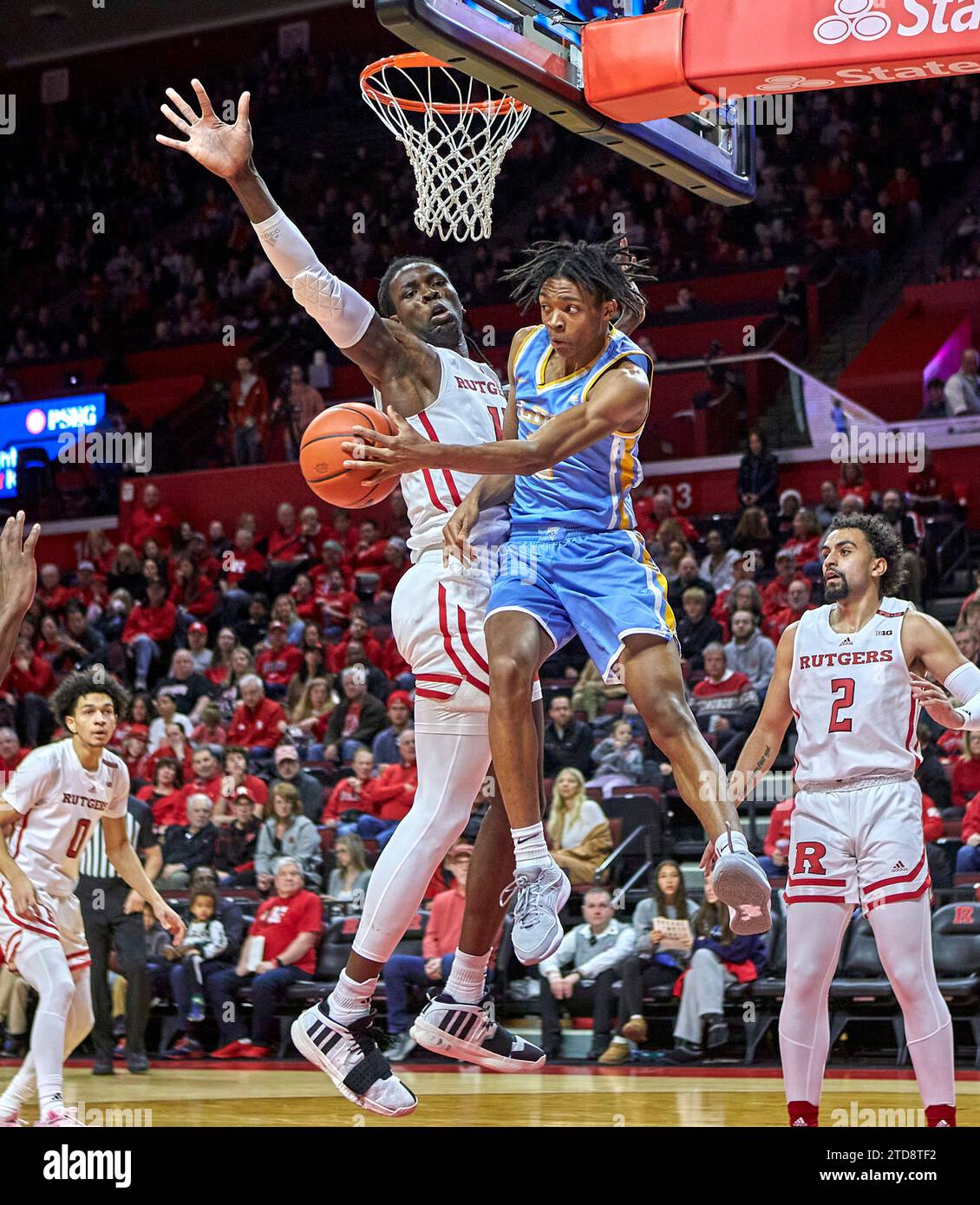 Der Wächter der Long Island Sharks Eric Acker (2) lässt keinen Blick ...
