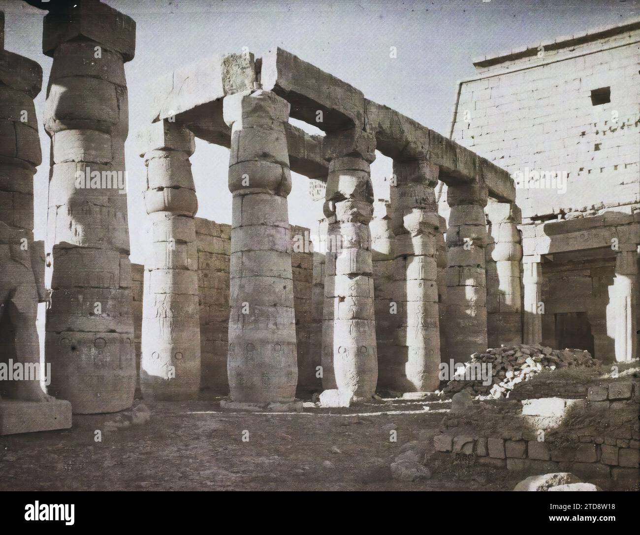 Louqsor, Ägypten, Afrika Teil des Hofes von Ramses II., Habitat ...