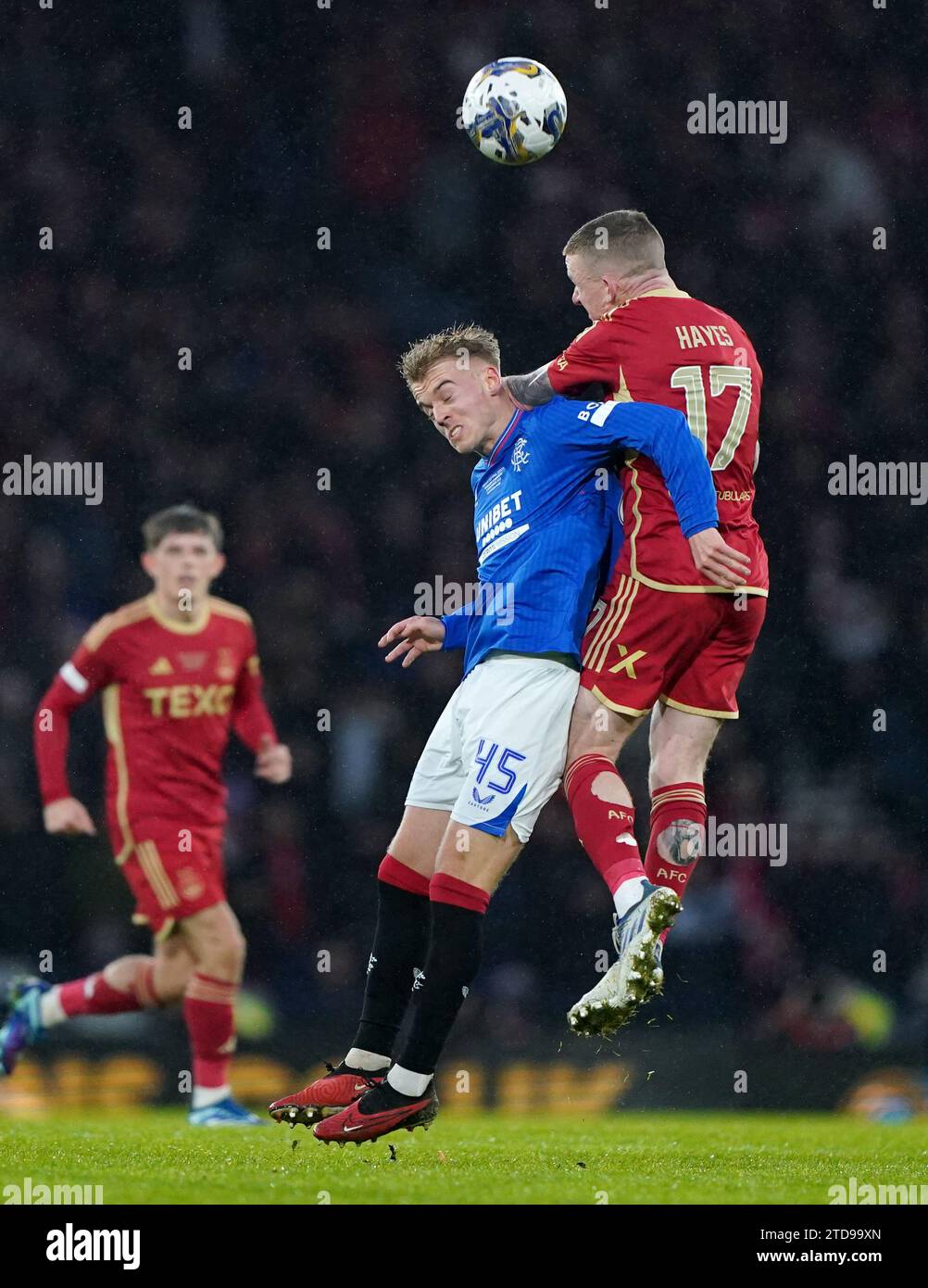 Rangers' Ross McCausland (links) und Aberdeens Jonny Hayes während des ...