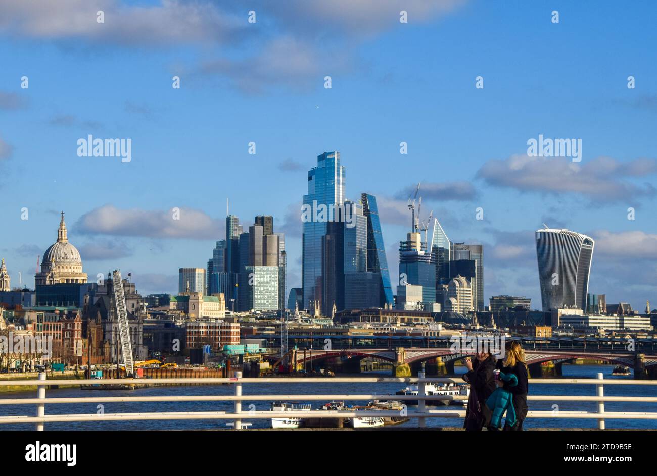 London, Großbritannien. Dezember 2023. Die Menschen laufen entlang der ...