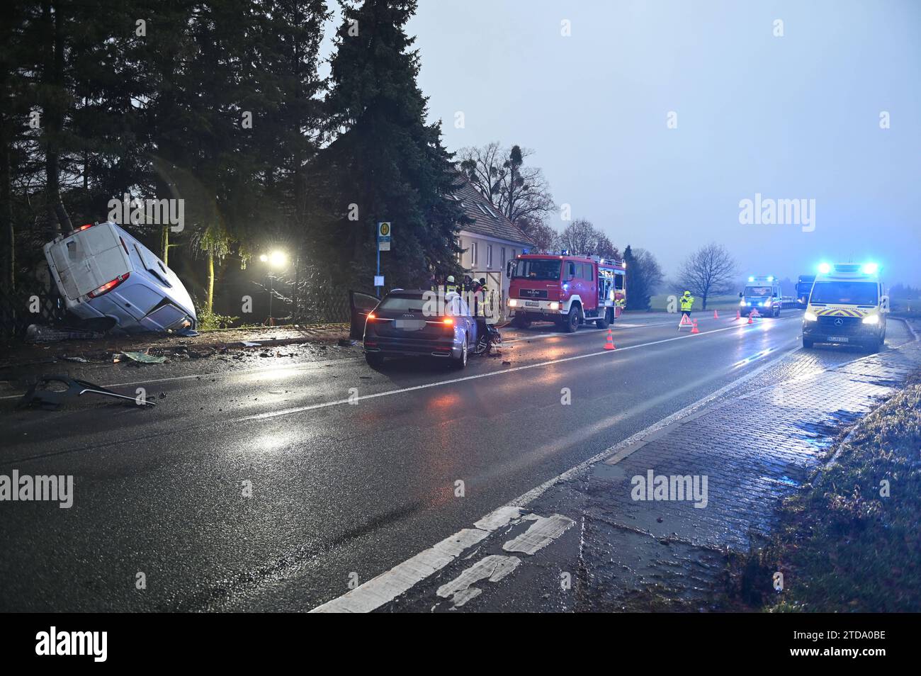 Hochkirch/Plotzen - Audi und ein Transporter krachen ineinander: 1 Toter 15.12.2023 gegen 07:10 ...