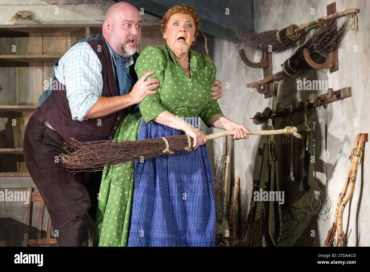 Darren Jeffery (Peter), Susan Bickley (Gertrud) in HÄNSEL UND GRETEL an ...