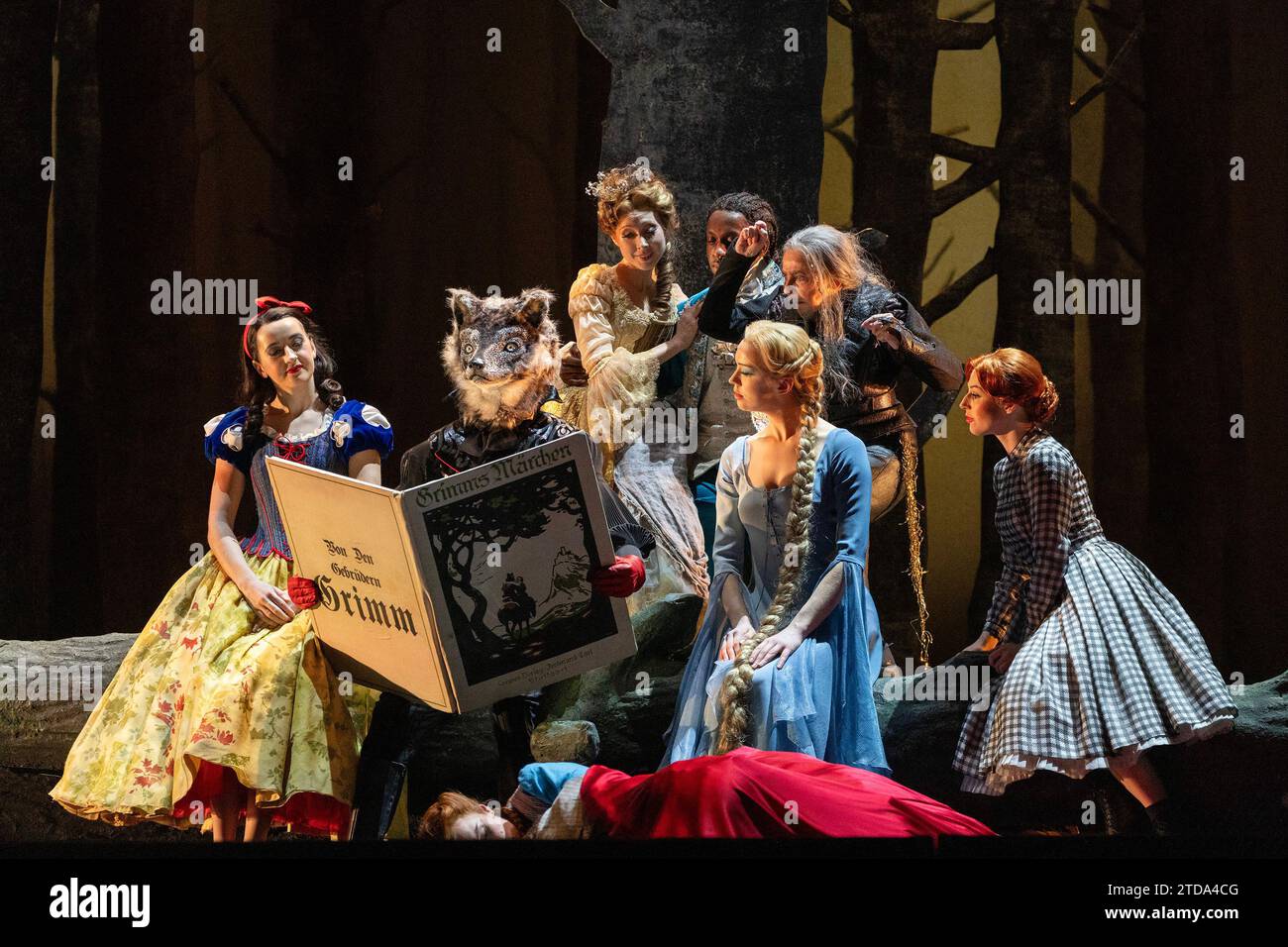 The Forest Dream Sequence mit Red Riding Hood, Cinderella, Rapunzel und ...