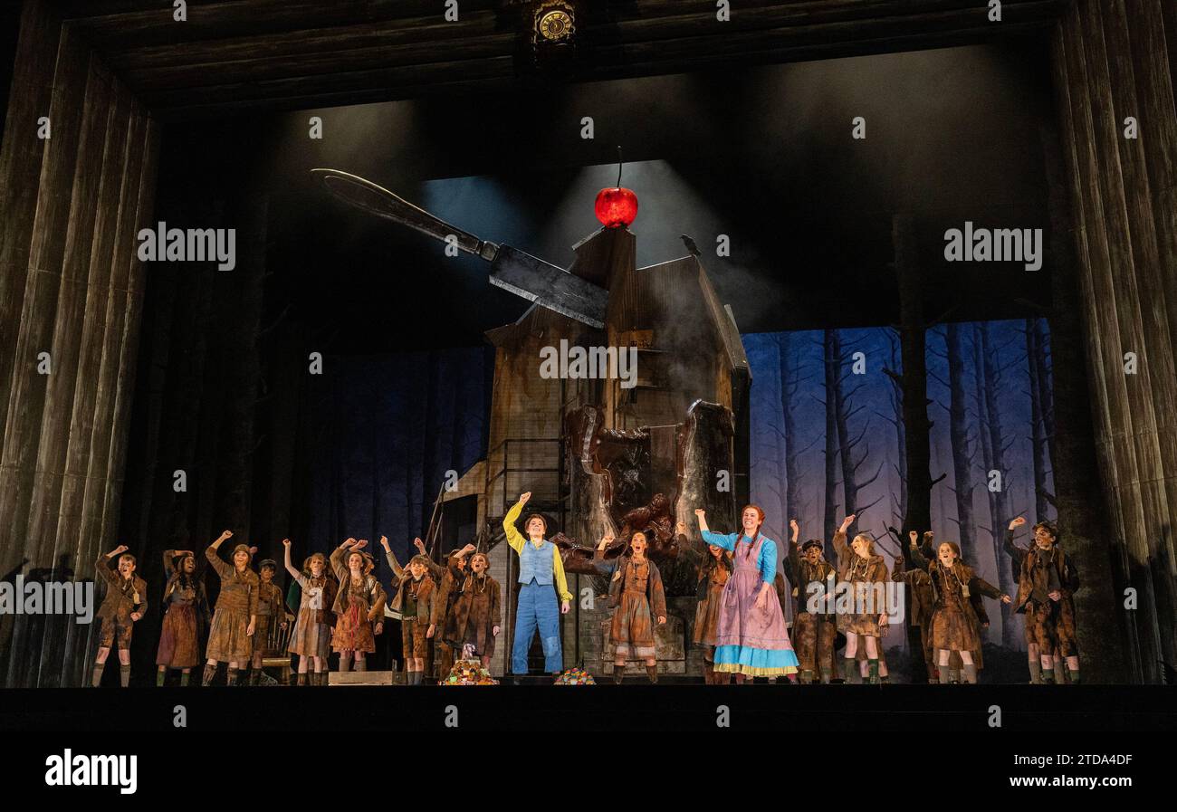 Zentrum: Anna Stephany (Hänsel), Anna Devin (Gretel) mit den geretteten ...