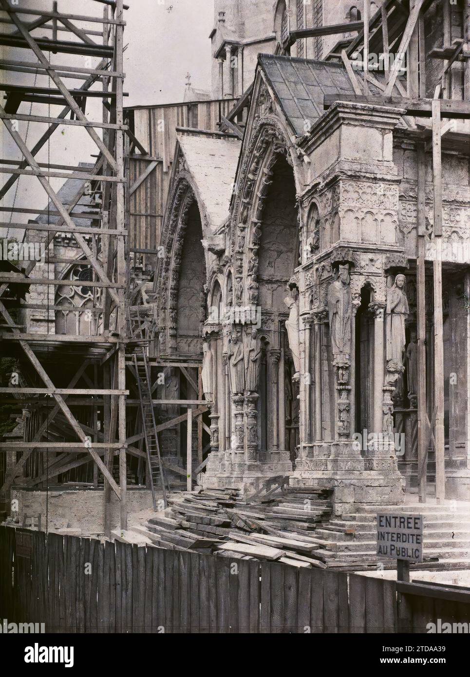 Chartres, Frankreich Gerüste für die Renovierung der Seitentüren der ...