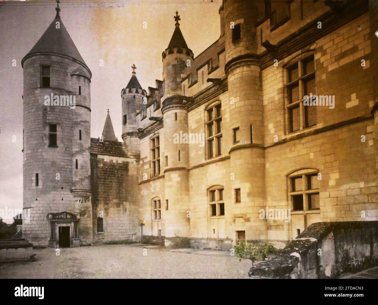 Loches, Frankreich der Donjon und die Westfassade der königlichen Residenz der Burg ...
