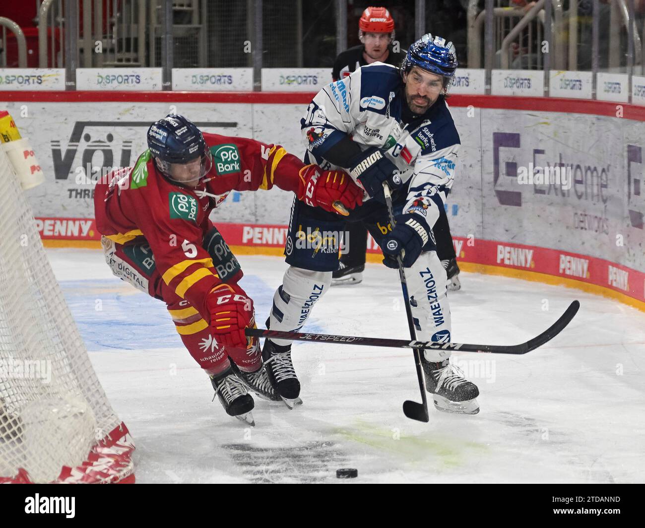 Hubert Labrie (Iserlohn Roosters, #16) spielt den Puk vor ihm Nicolas ...