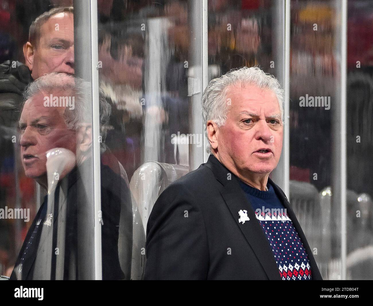 Doug Shedden beobachtet das Spiel seiner Mannschaft. Duesseldorfer EG ...