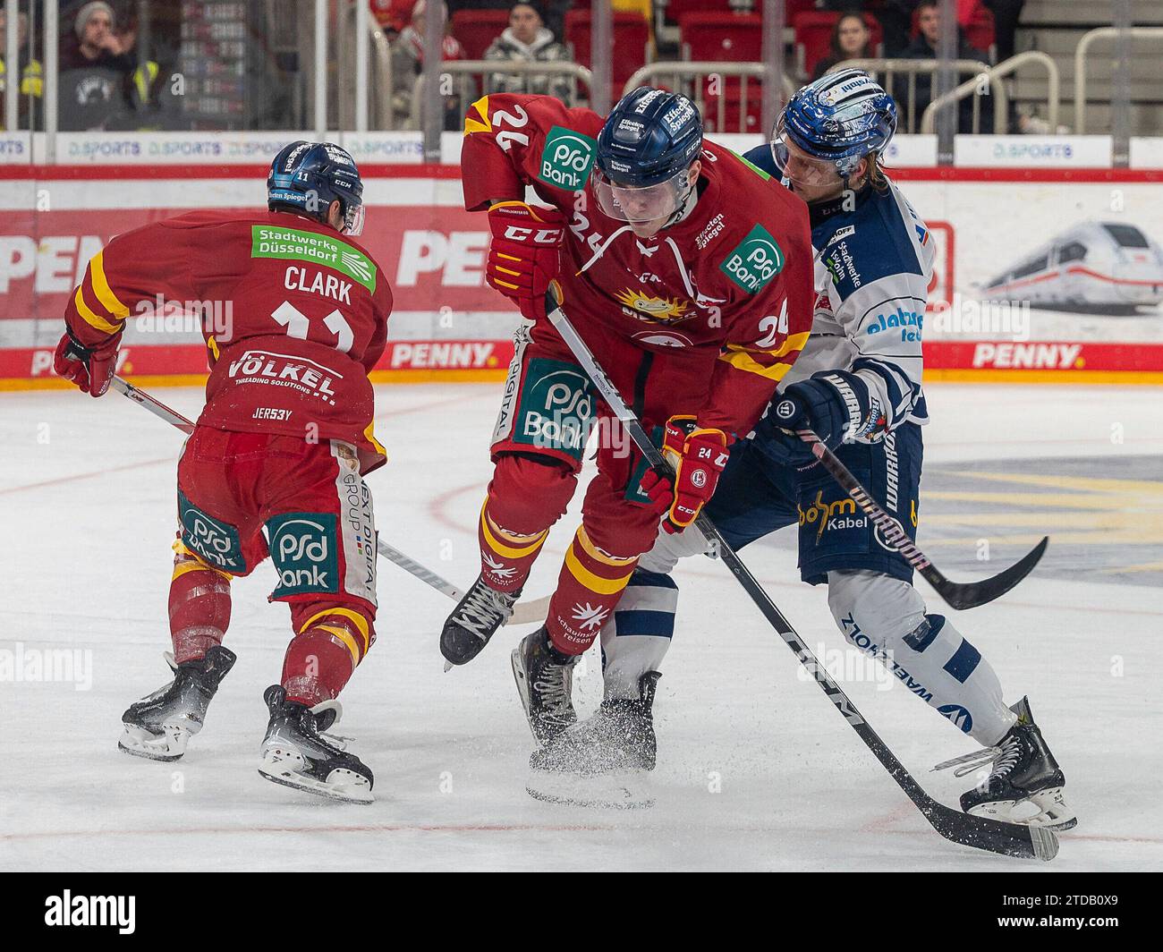 Auch ohne Puk wird zwischen Alexander blank (Duesseldorfer EG, #24) und ...