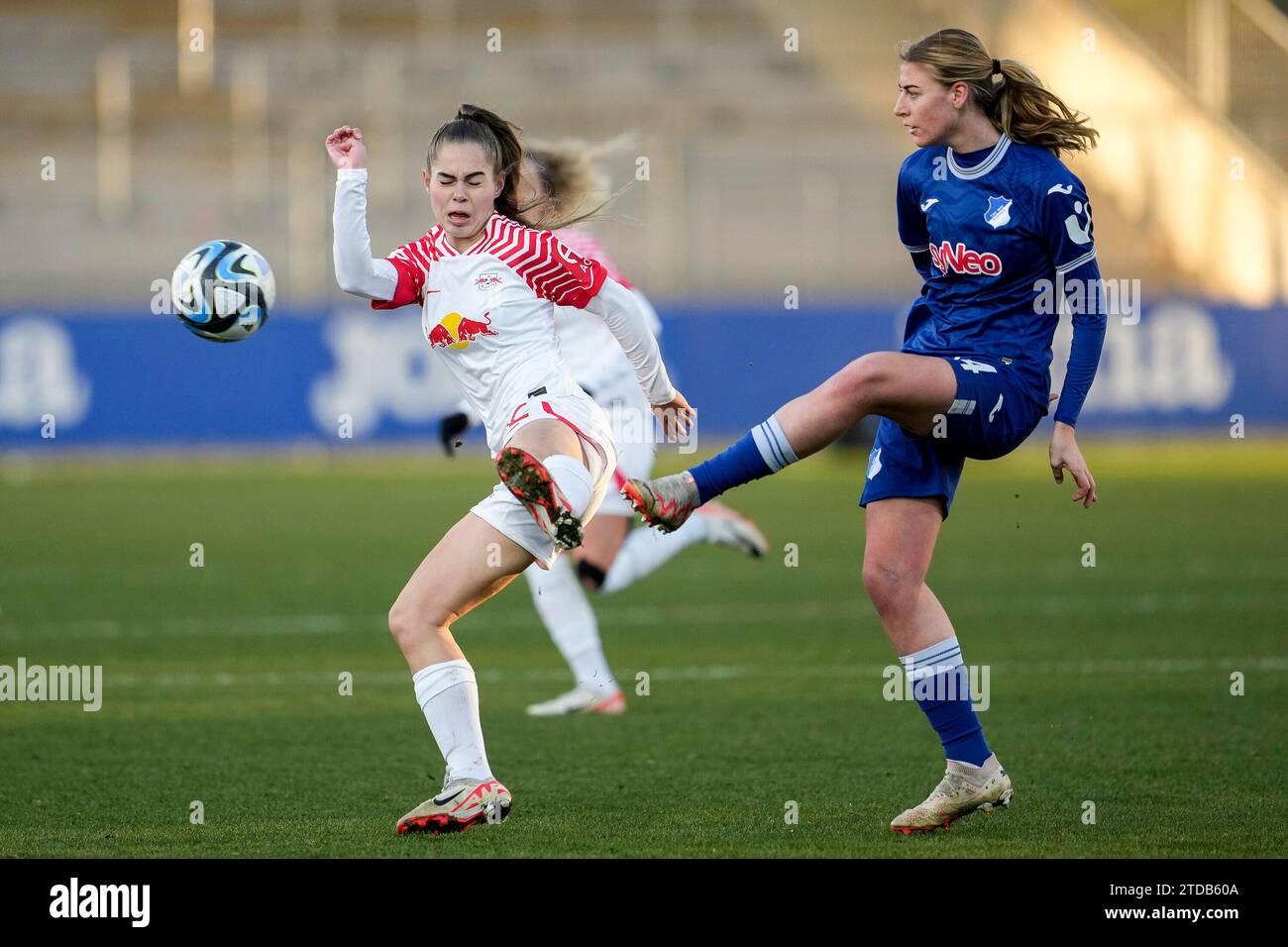 v.li.: Mia Werner (RBL, 32), Lisa Doorn (TSG, 14), Zweikampf ...