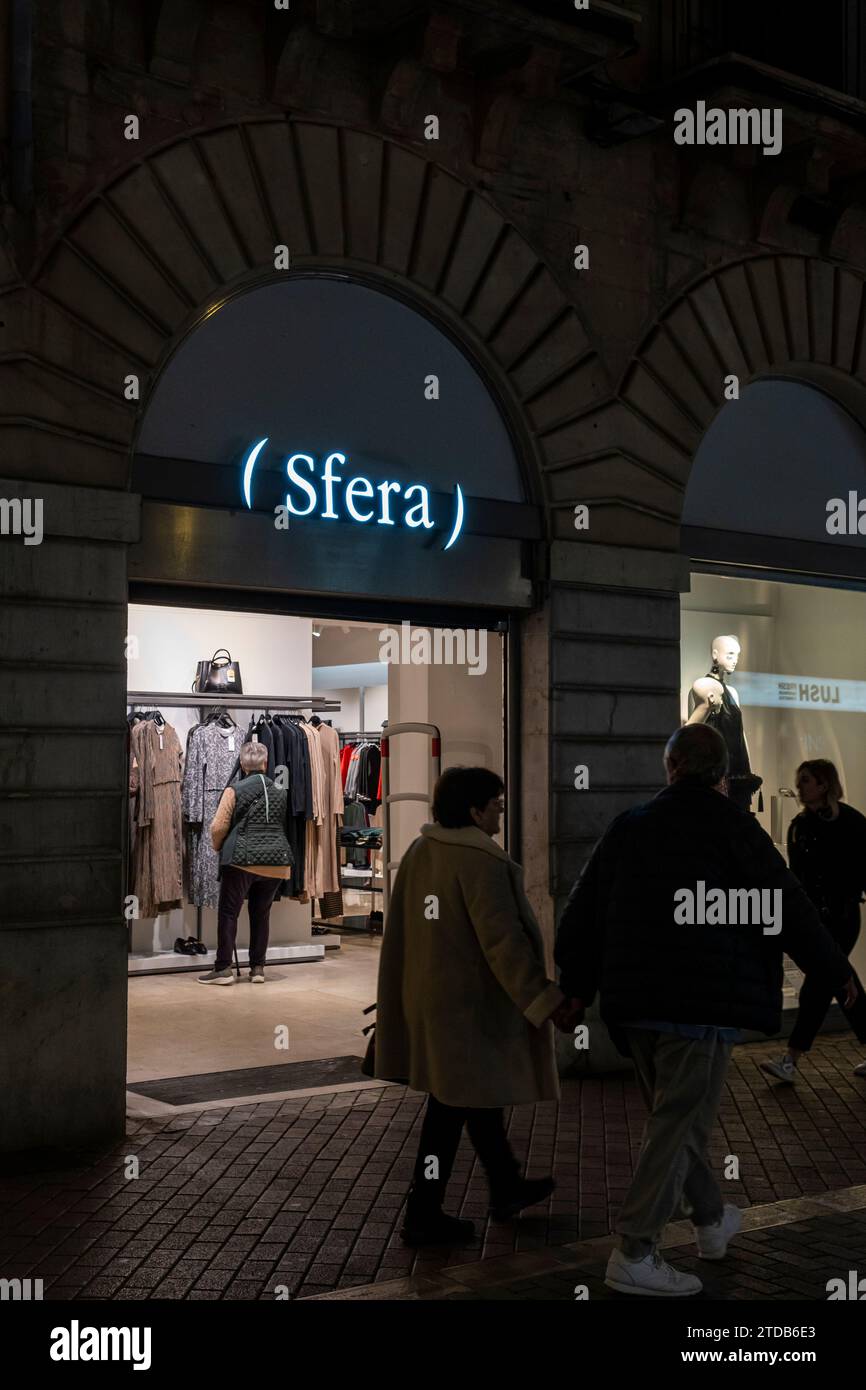 Sfera einkaufszentrum -Fotos und -Bildmaterial in hoher Auflösung – Alamy