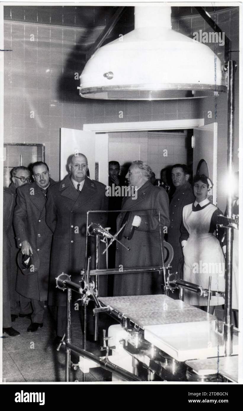 11/20/1958. Der Minister der Armee, Generalleutnant Barroso Sánchez ...