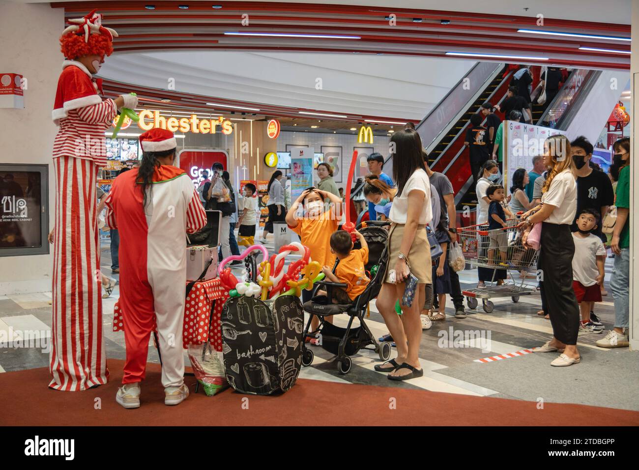 Im Einkaufszentrum Mall Lifestore Bangkapi bieten Künstler, die in ...
