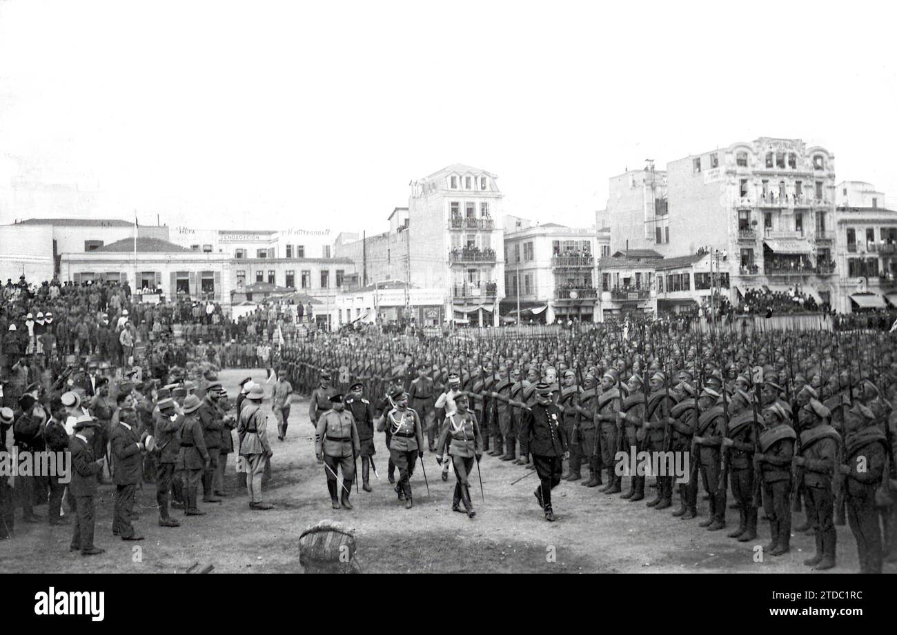 09/30/1916. Die Alliierten in Salonica. General Sarrail (X) überprüft ...