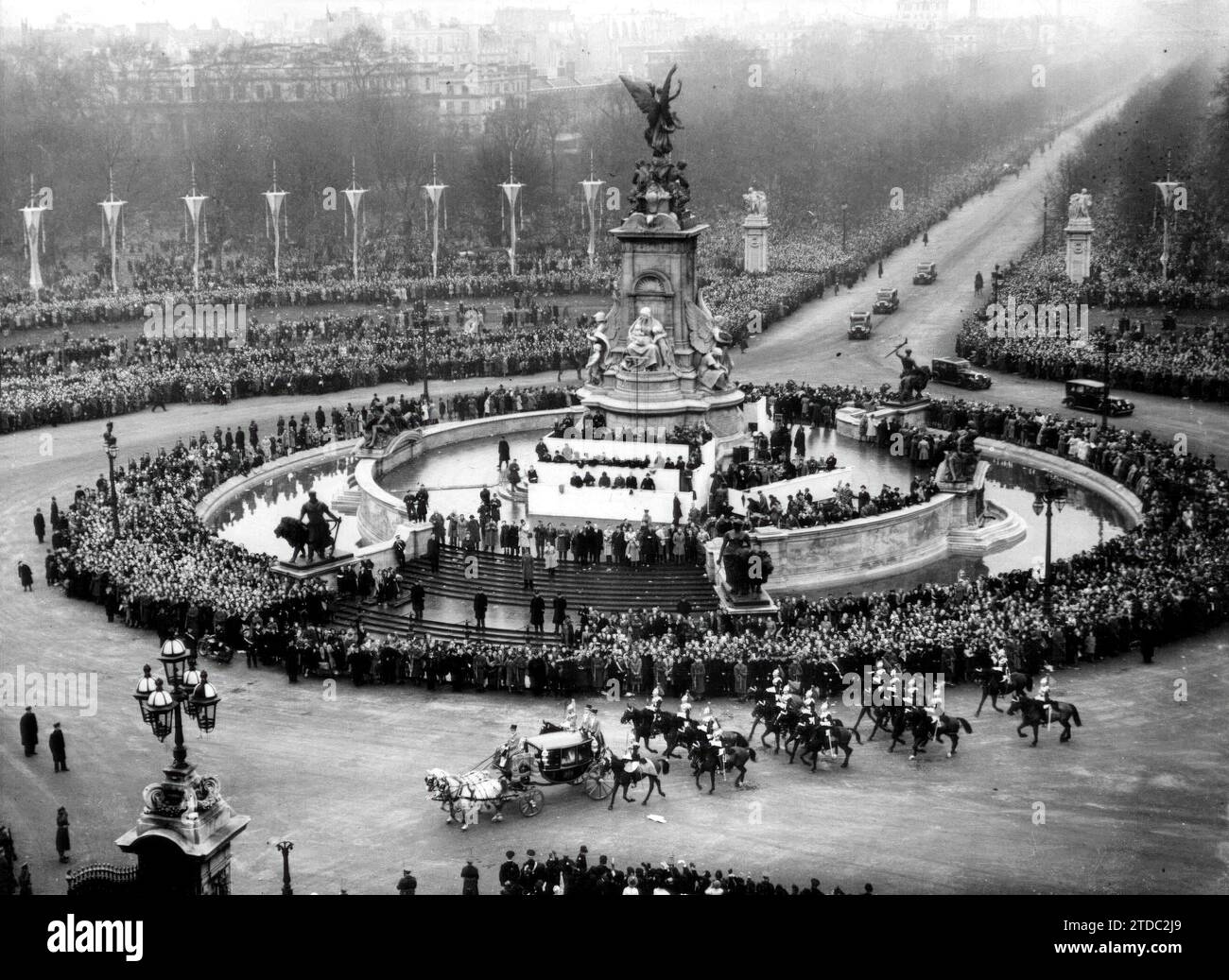 11/20/1947. Auf dem Bild sehen Sie die Menge, die auf das frisch ...