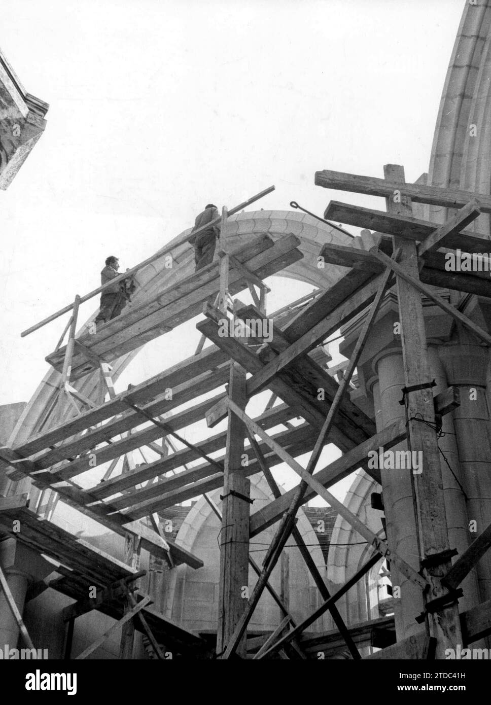 Bild von zwei Arbeitern, die an den 1962 Werken in der Kathedrale von ...
