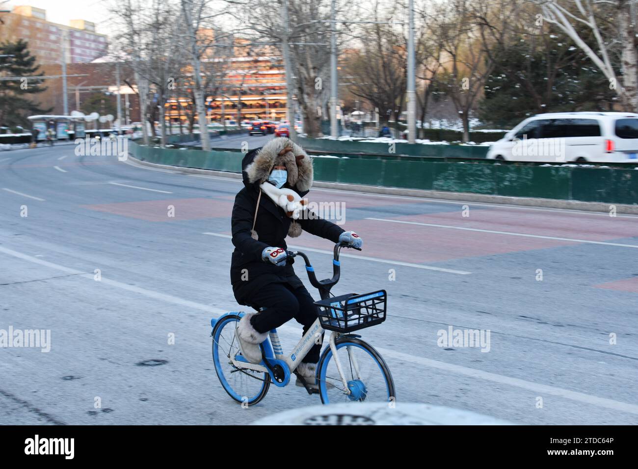 PEKING, CHINA - 18. DEZEMBER 2023 - Pendler fahren während einer kalten ...