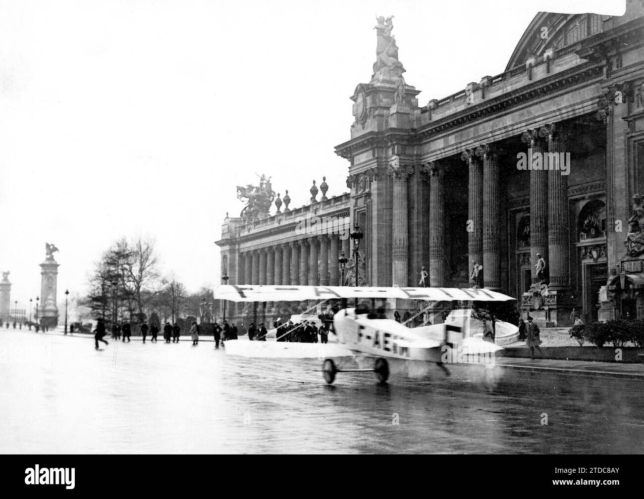Paris. Dezember 1922. Die Leistung eines Piloten. Bechelers Flugzeug ...