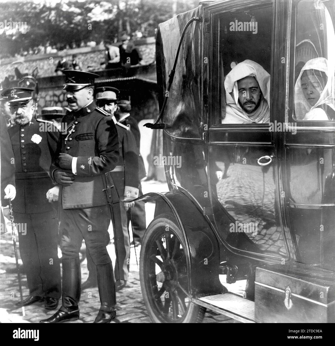 08/31/1910. Ankunft der Mokri in Madrid. Der Mokri und einer seiner ...