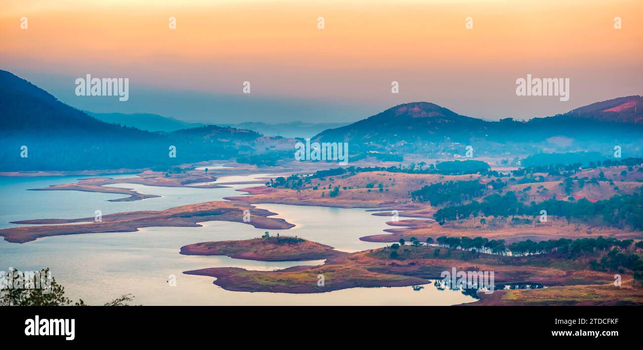 Ein frühmorgendlicher Schuss des Umiam-Sees, auch bekannt als Barapani ...