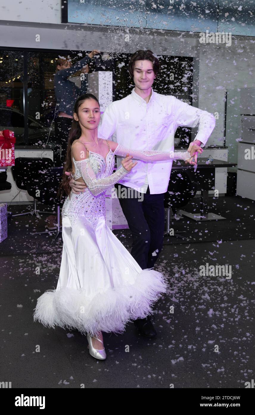 Los Angeles, USA. Dezember 2023. Die Tänzer Maya und Ivan Sinelnikov ...