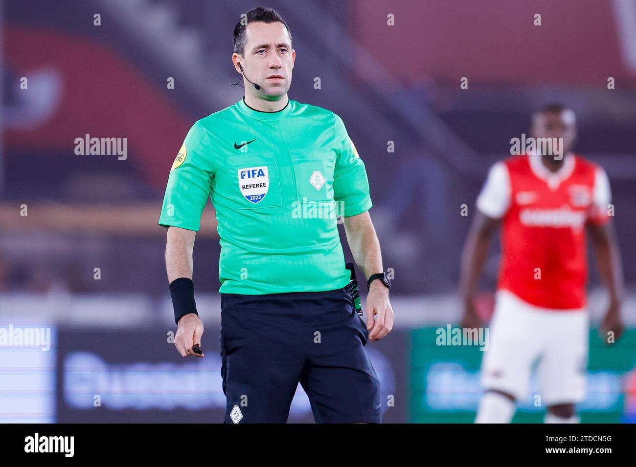 ALKMAAR, NIEDERLANDE - 17. DEZEMBER: Schiedsrichter Dennis Higler sieht ...