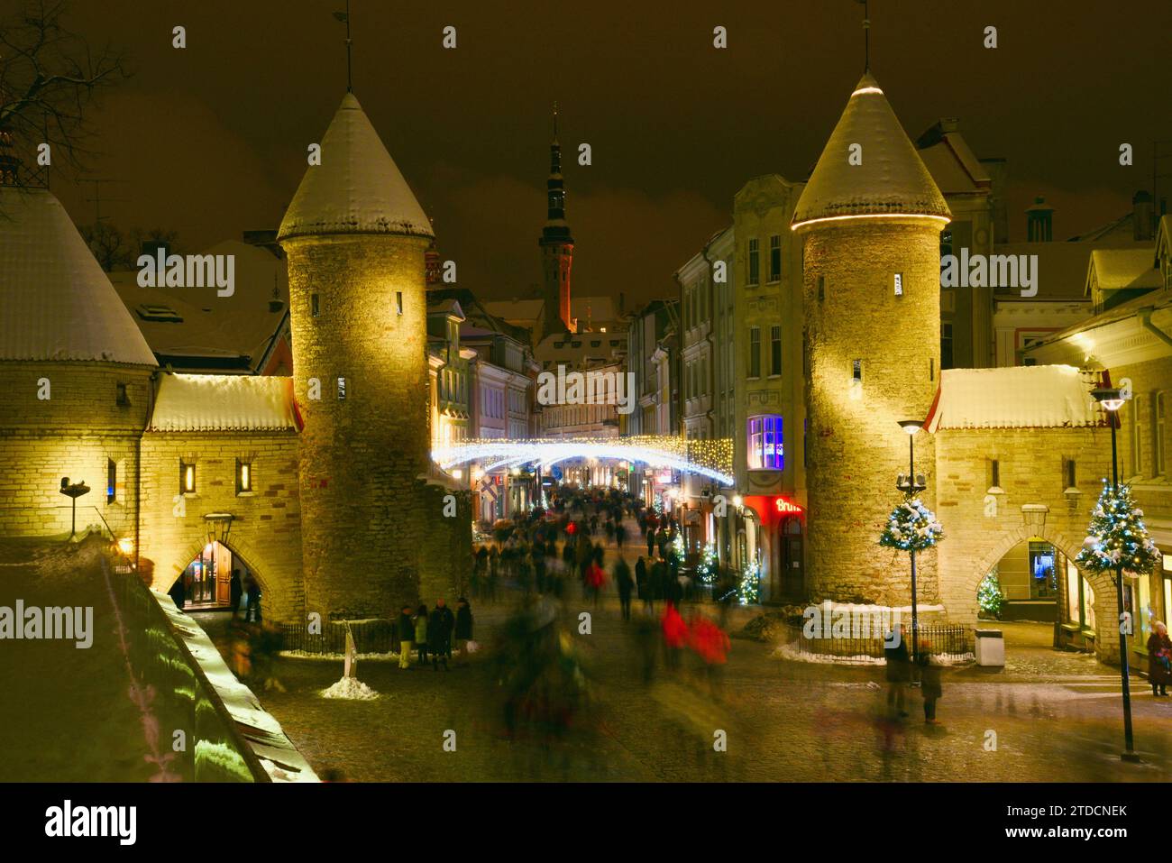 Steintürme des Viru Gate mit Hunderten von Einkäufern und festlichen ...